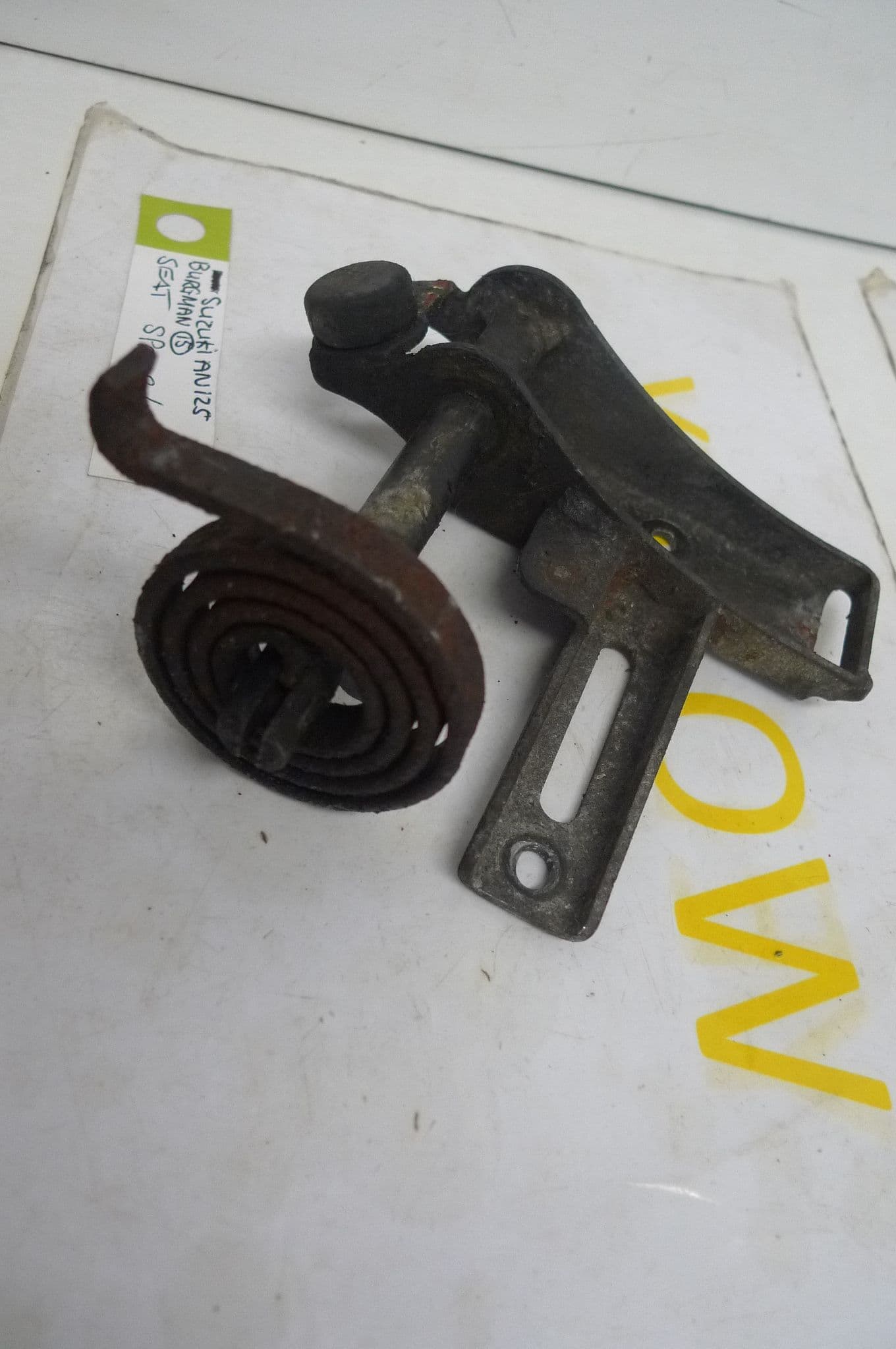 SUZUKI UH125 BURGMAN SEAT SPRING/HINGE CON-B