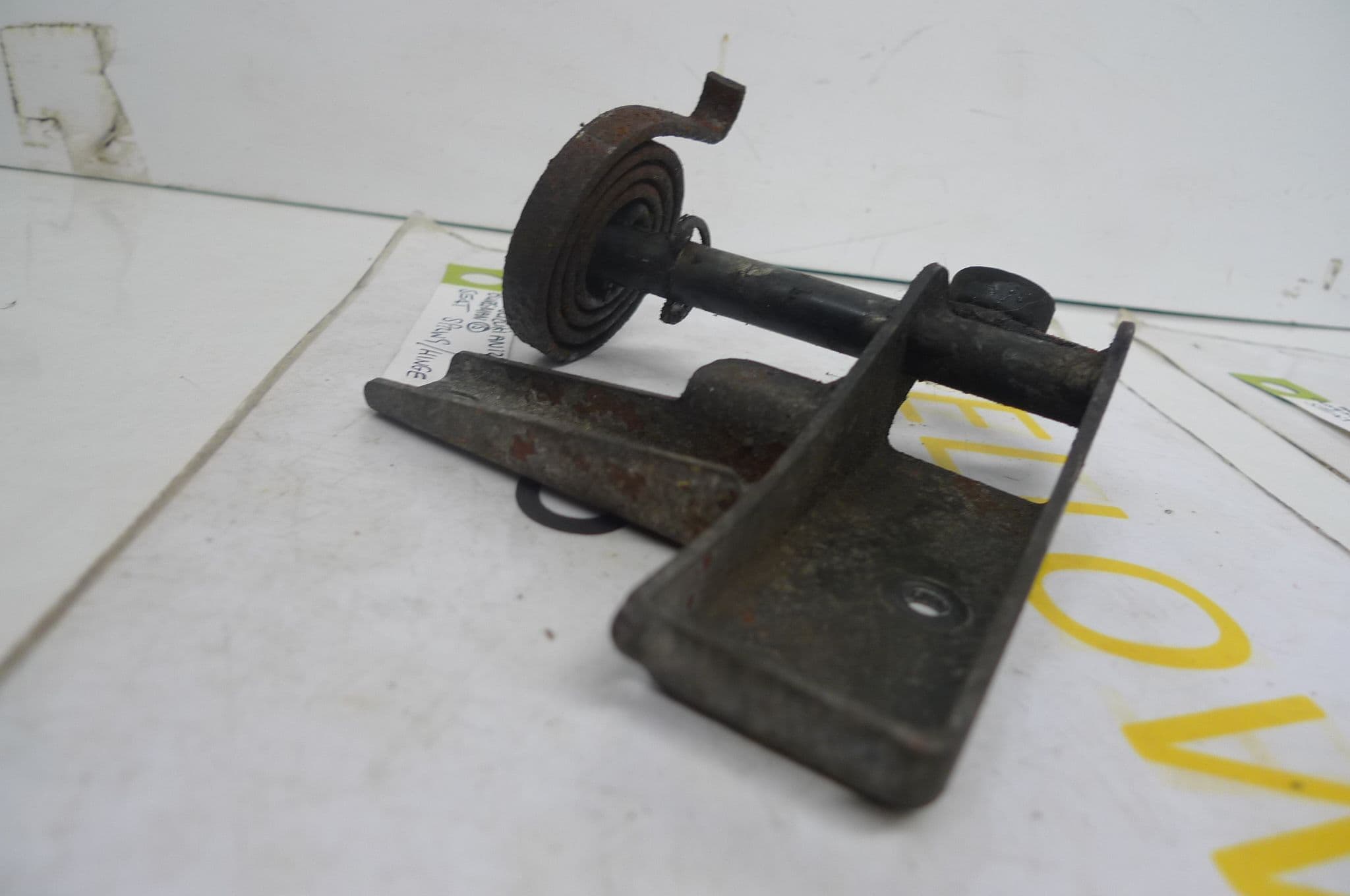 SUZUKI UH125 BURGMAN SEAT SPRING/HINGE CON-B