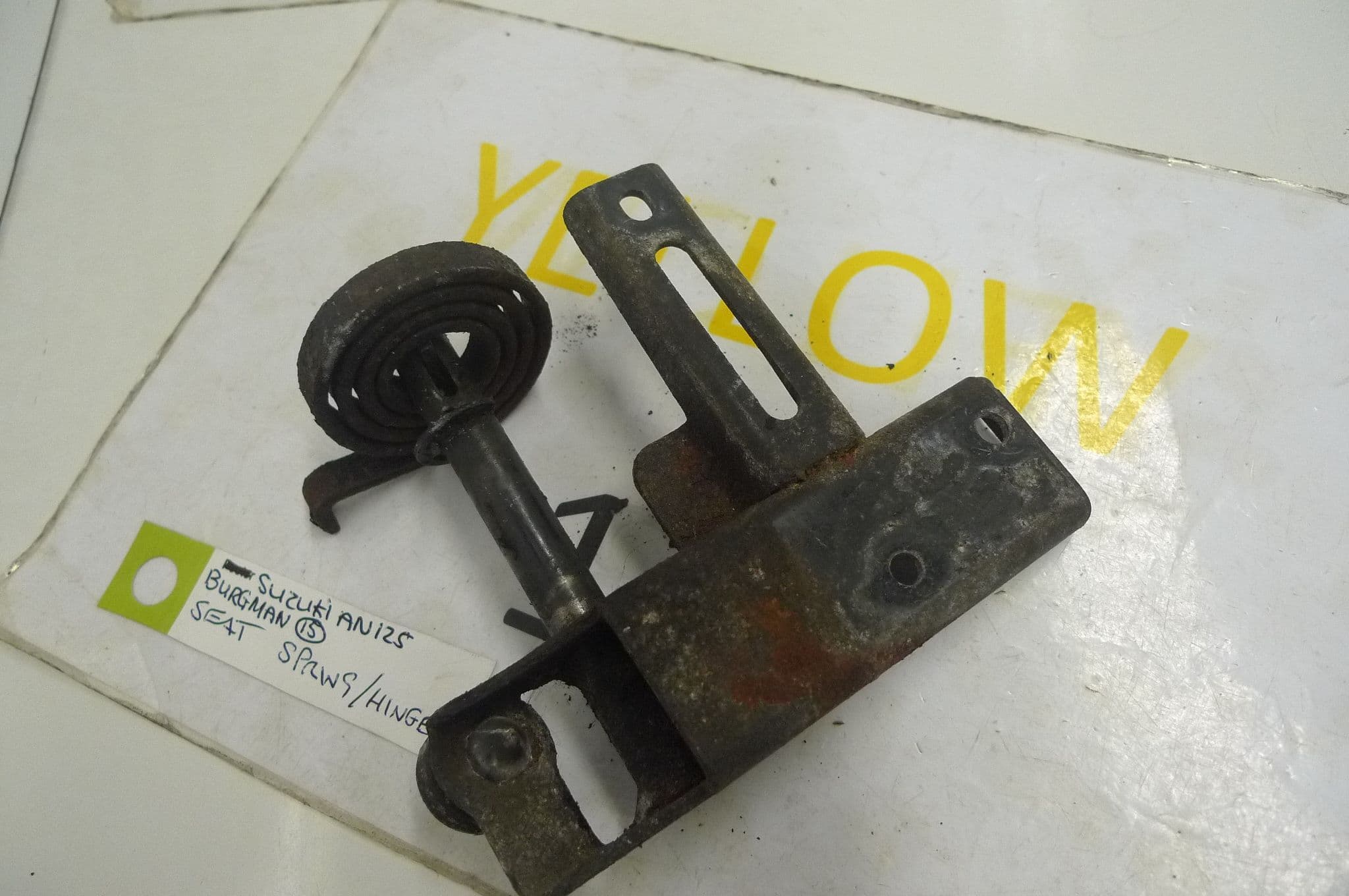 SUZUKI UH125 BURGMAN SEAT SPRING/HINGE CON-B