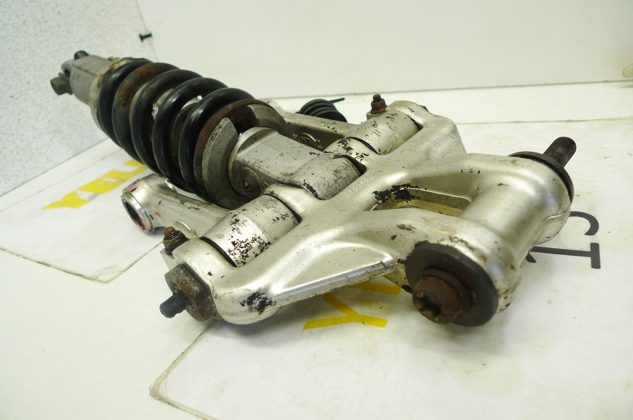 TRIUMPH TROPHY 900 REAR SHOCK ABSORBER LINKAGES 3 LOC-C