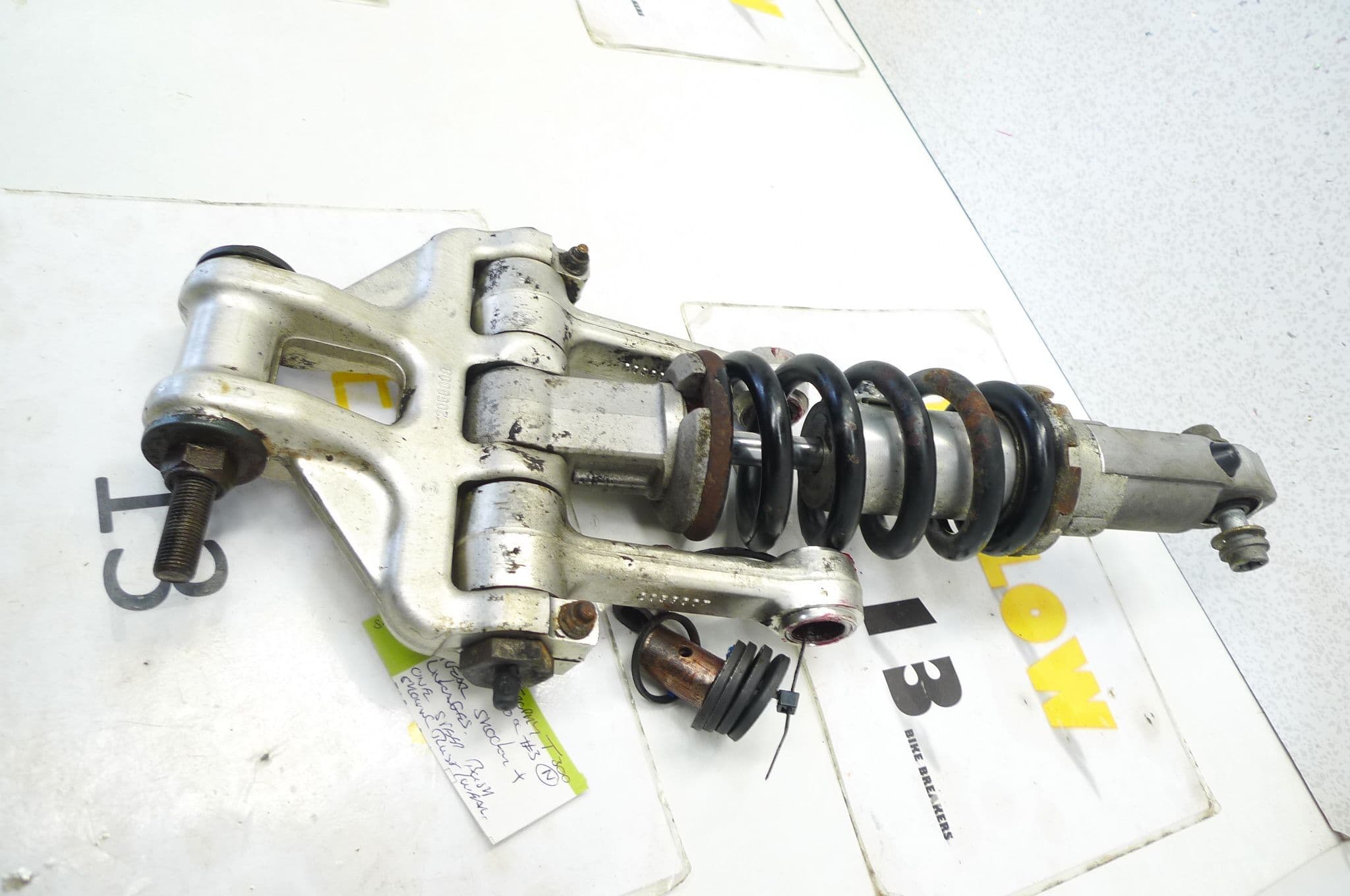 TRIUMPH TROPHY 900 REAR SHOCK ABSORBER LINKAGES 3 LOC-C