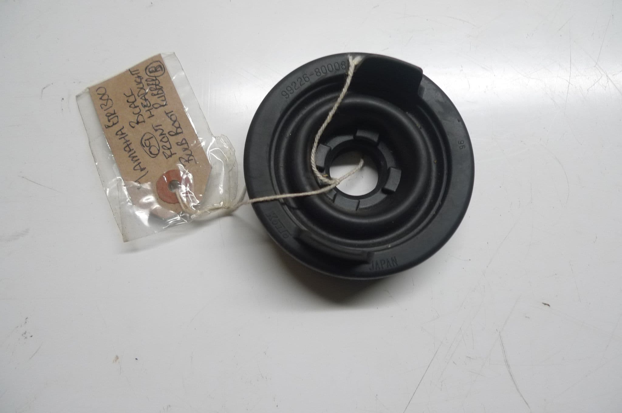 YAMAHA FJR1300 FJR 1300 FRONT HEADLIGHT BULB BOOT RUBBER LOC -C