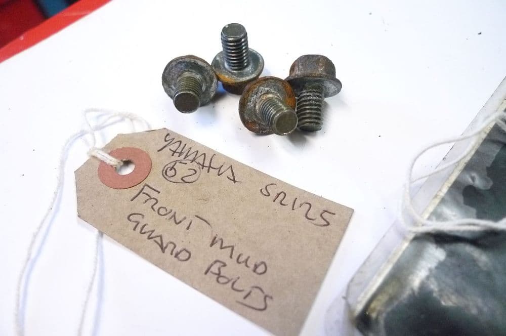 YAMAHA SR125 FRONT MUDGUARD BOLTS LOC-C