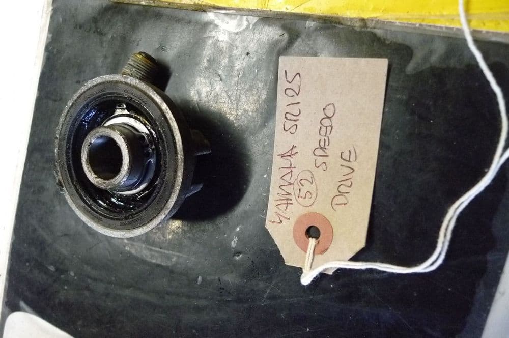 YAMAHA SR125 SPEEDOMETER DRIVE UNIT LOC-C