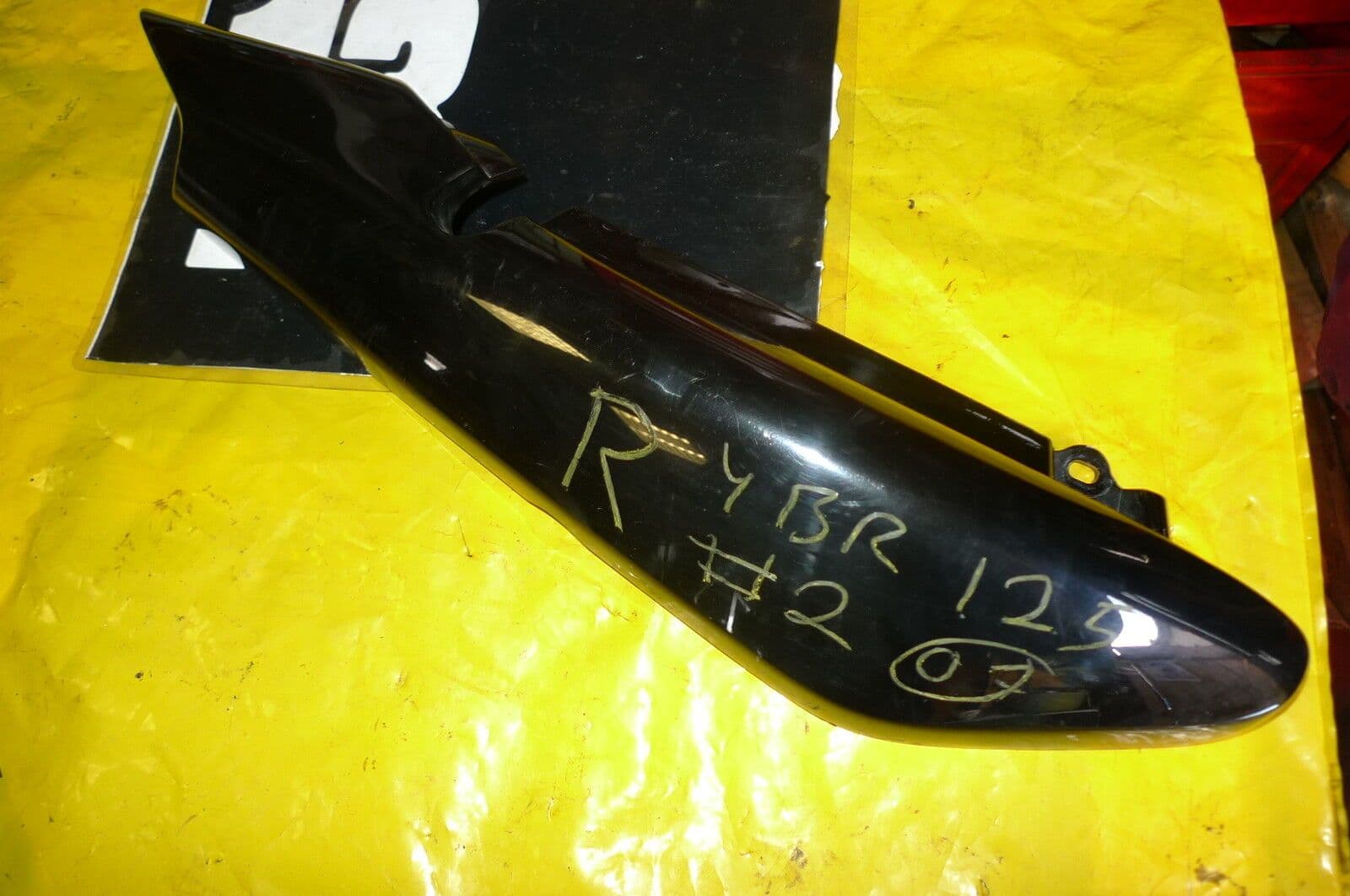 YAMAHA YBR125 BREAKING RIGHT REAR SIDE PANEL FAIRING 2 & x28;LOC-C& x29;