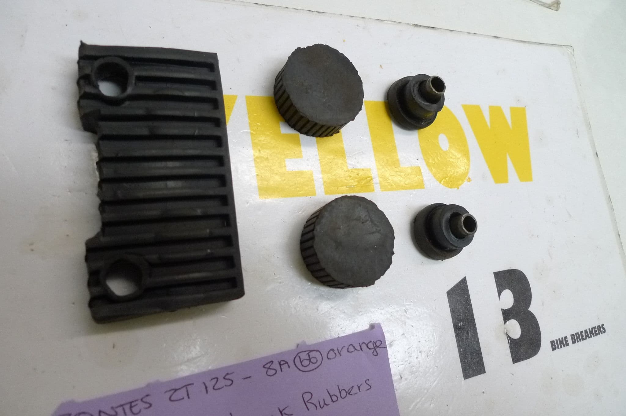 ZONTES ZT125 - 8A BREAKING FUEL TANK RUBBERS LOC-C