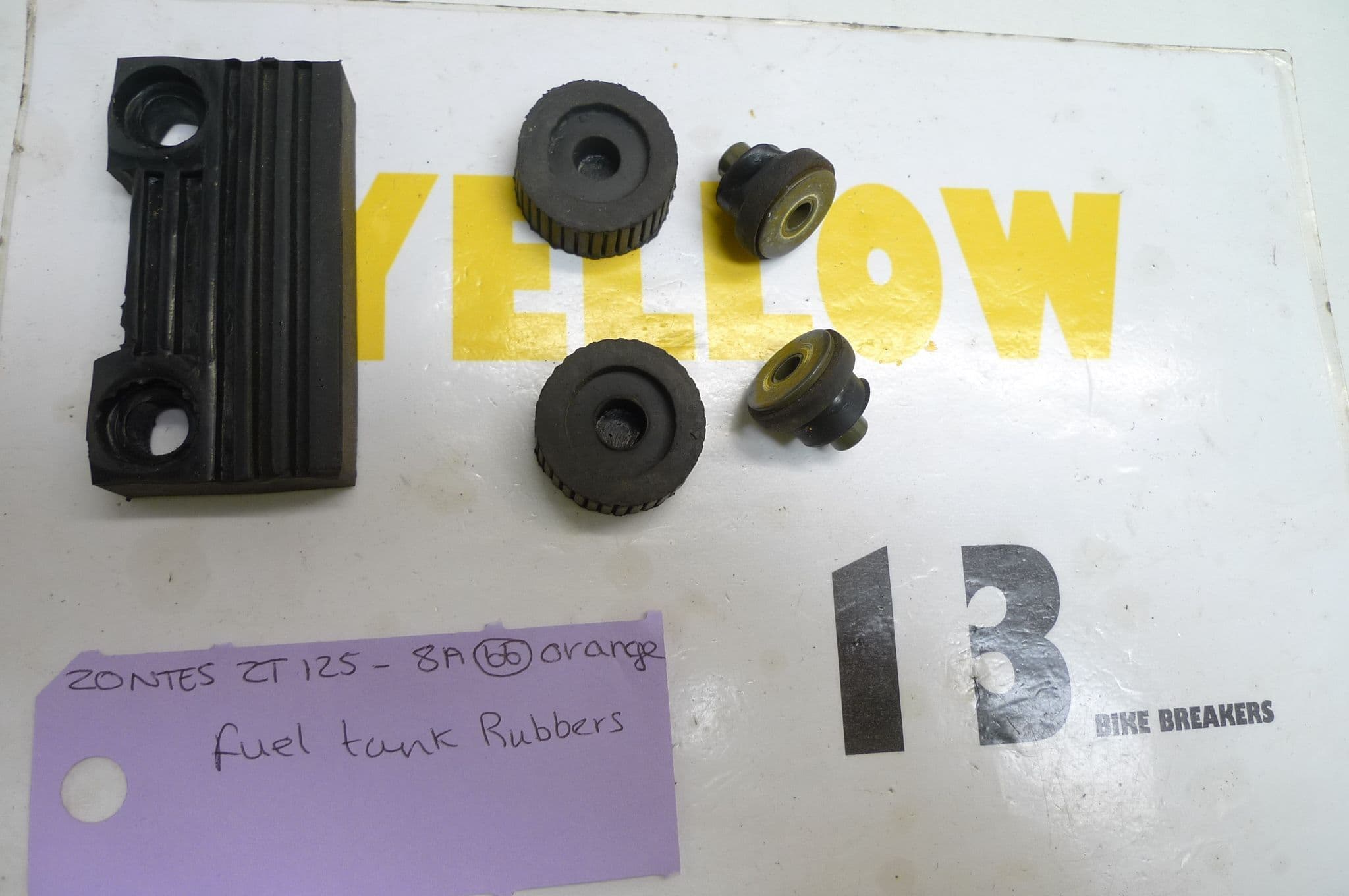 ZONTES ZT125 - 8A BREAKING FUEL TANK RUBBERS LOC-C